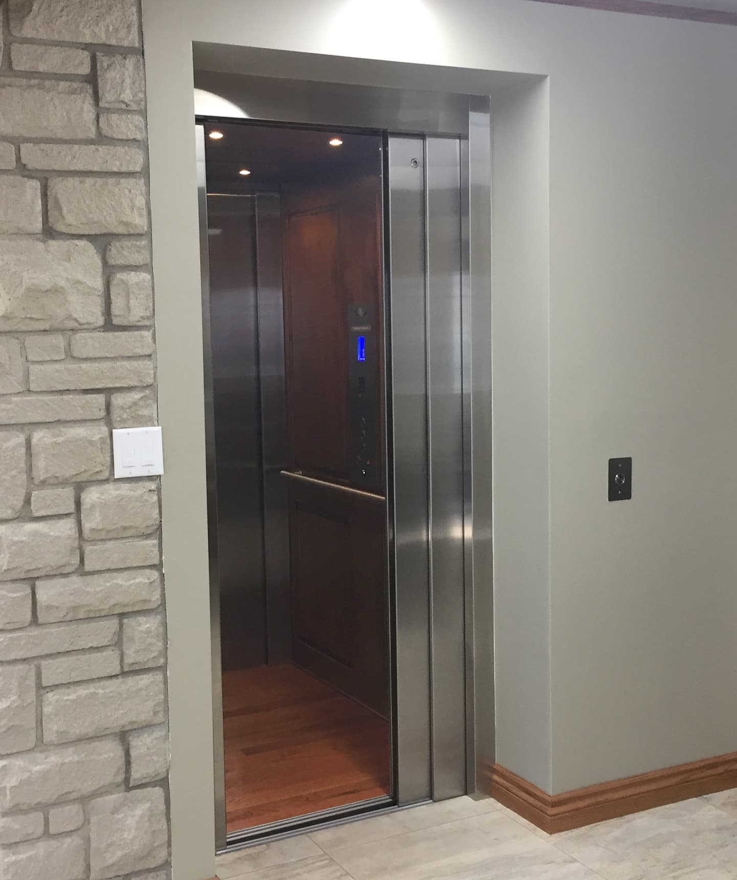 Infinity hydraulic home elevator