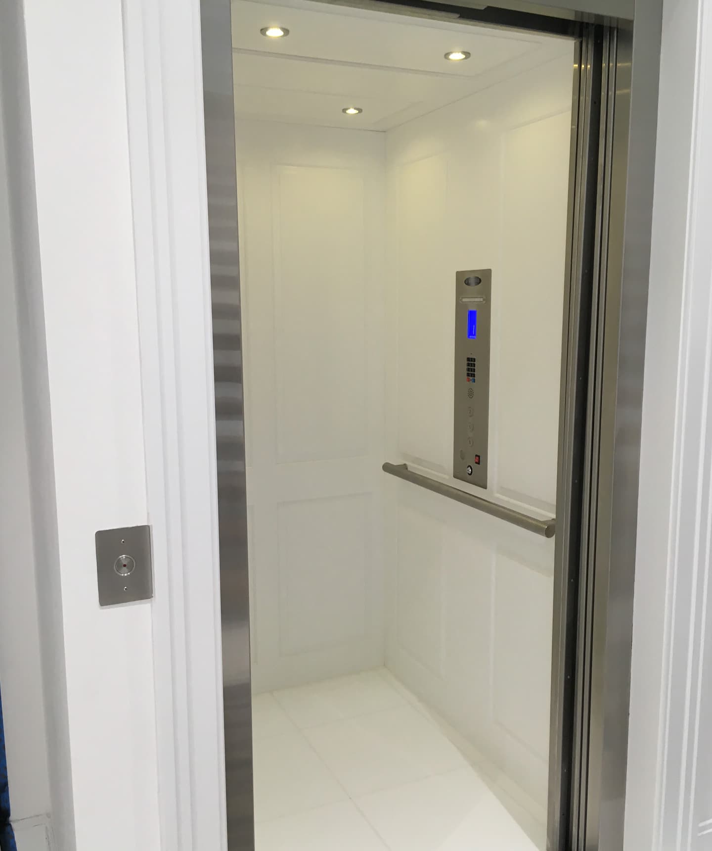 Infinity hydraulic home elevator